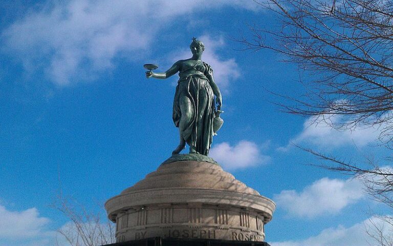 Hebe | Goddess (Daemone) of Youth in Greek Mythology